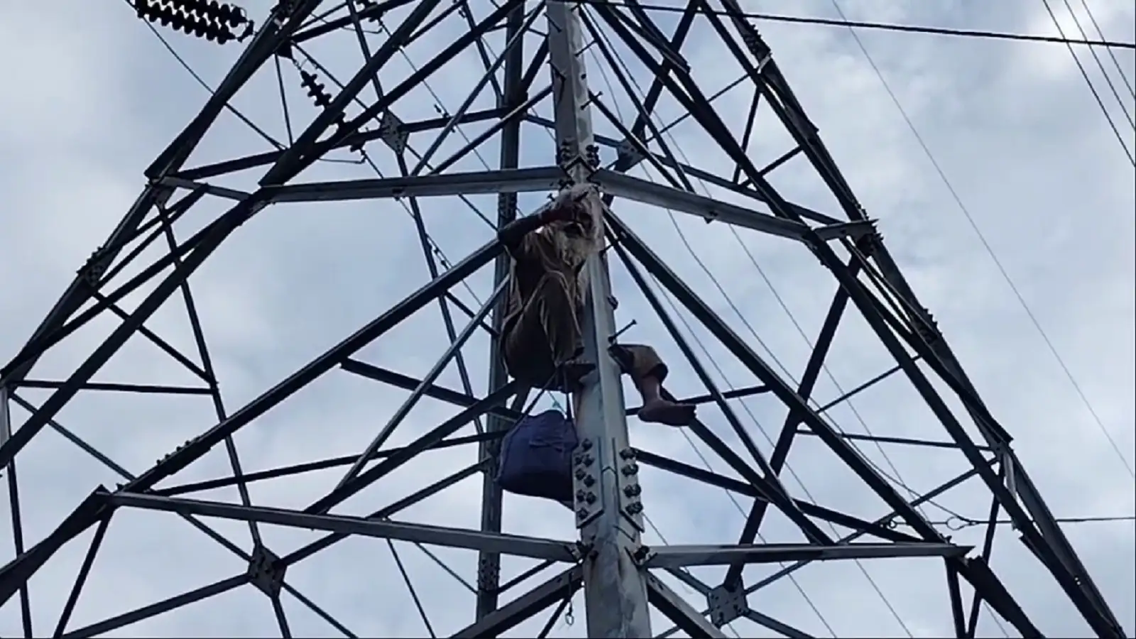 Protest In Eb Tower,திருச்சியில் ட்ரெண்டிங் ஆகும் டவர் போராட்டம் ...