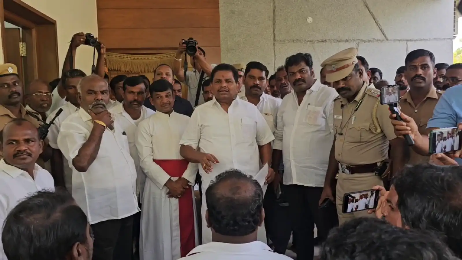 கடல் அரிப்பை தடுக்க தூண்டில் வளைவு பாலம் அமைக்க வேண்டும் -அமைச்சர் ...