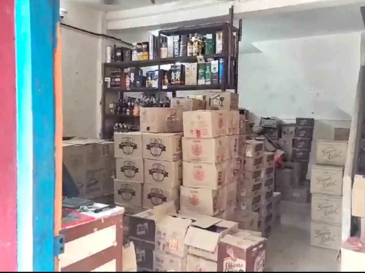 Theft in Bevco Outlet: ബിവറേജസ് ഔട്ട്ലെറ്റിൽ മോഷണം; മദ്യക്കുപ്പിക ...