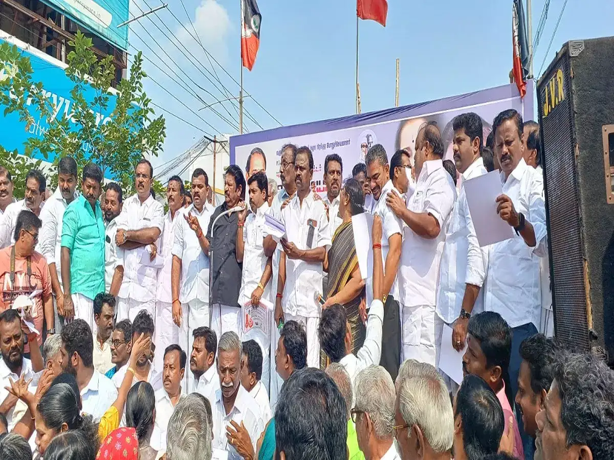 Trichy Admk,பட்டியலின மாணவி கொடுமைப்படுத்தப்பட்டதை கண்டித்து திருச்சி ...