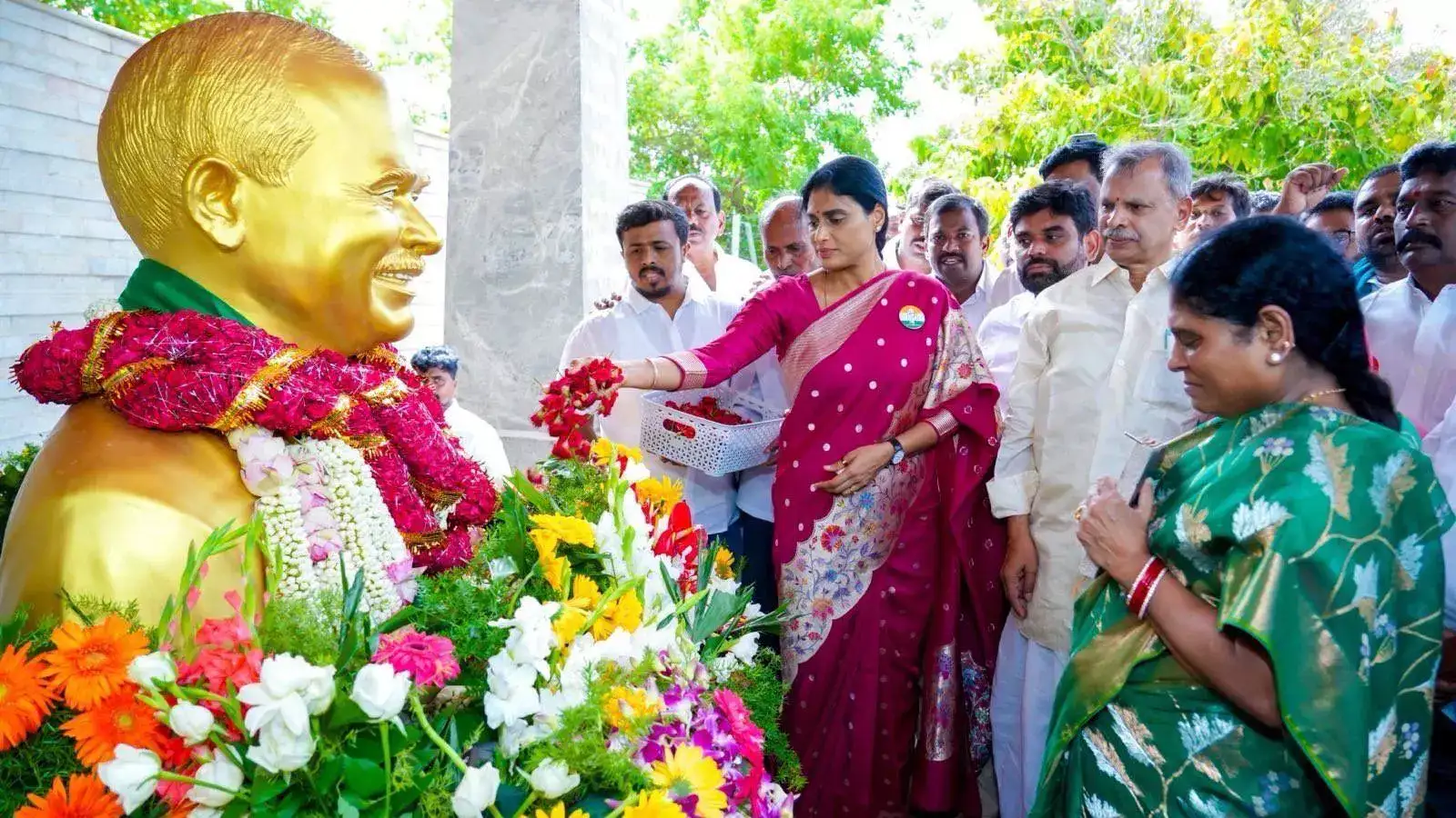 Ys Sharmila,నా ప్రతి అడుగులోనూ నాన్నే.. హైదరాబాద్‌లో వైఎస్సార్ స్మృతివనం ఏర్పాటు చేయాలి: షర్మిల ...