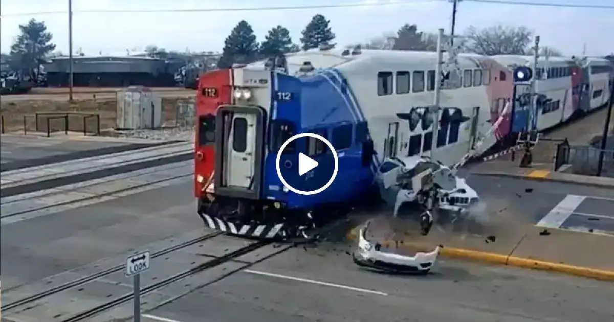 Suv Accident Viral Video,इधर ड्राइवर एसयूवी से निकला और उधर ट्रेन ने ...