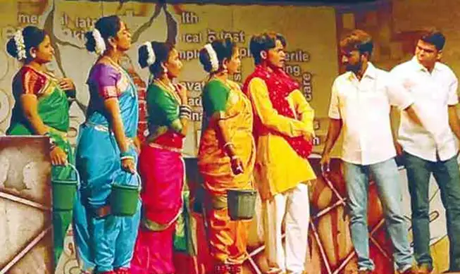 Aali Tar Palapal,आली तर पळापळ: एका अनिवार्य मुक्तीचं नाट्य - drama ...