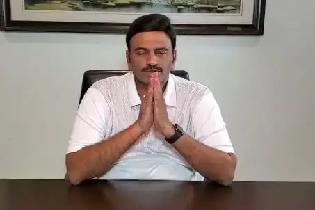 Raghu Rama Krishna Raju,స్వరం మార్చిన ఎంపీ రాఘురామ కృష్ణంరాజు.. వైసీపీని పల్లెత్తి మాటనలేదంటూ ...