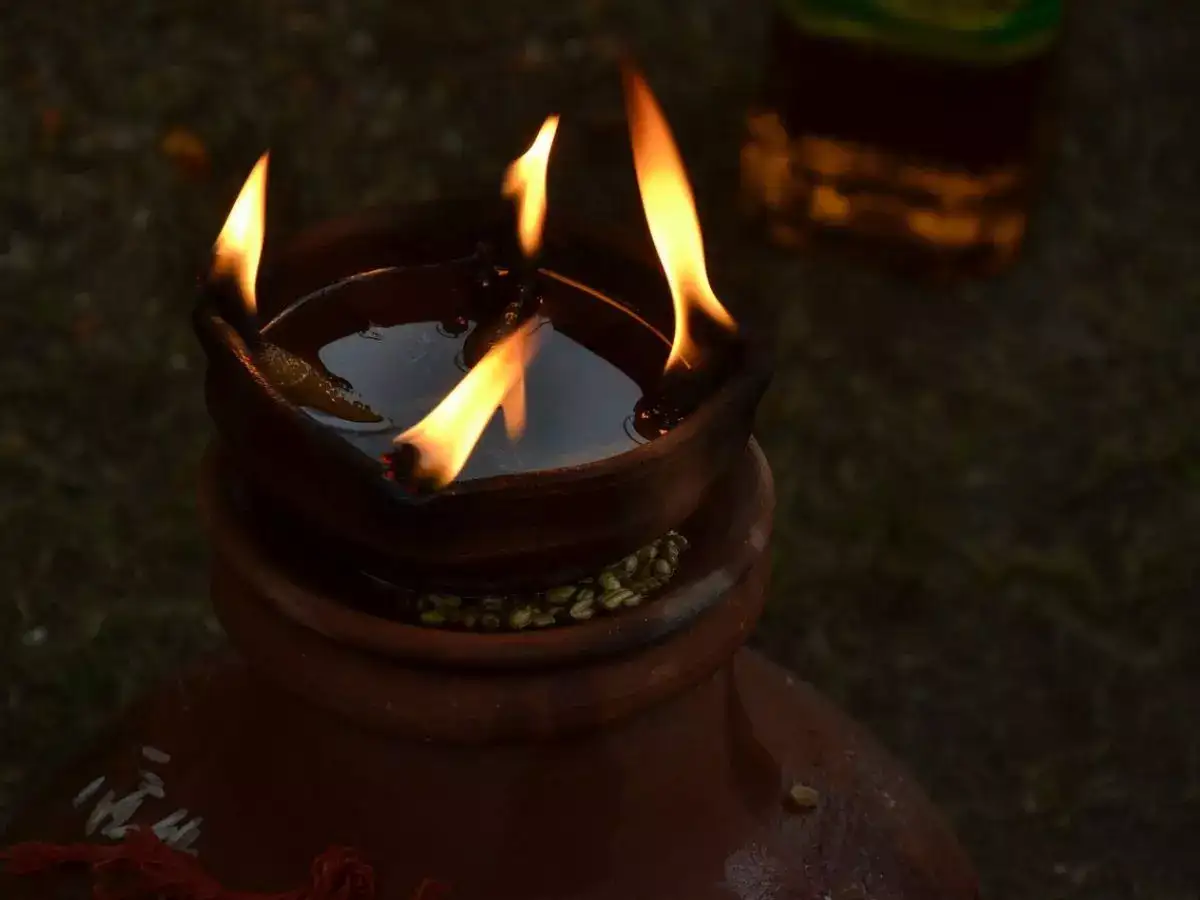 क्या आप जानते हैं मंदिर जाकर दीया क्यों जलाया जाता है? आपमें से कई लोग ...
