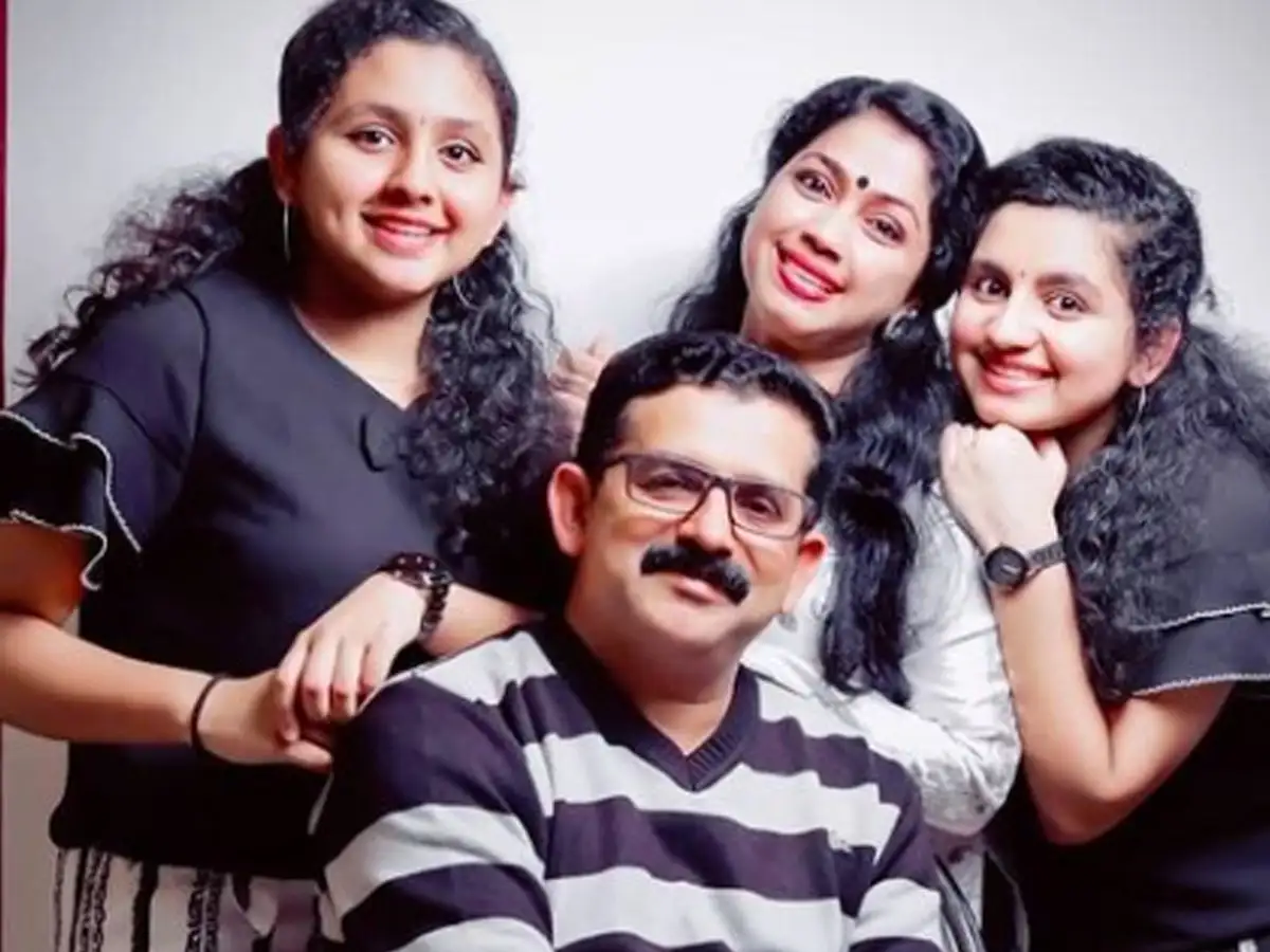 Evelyn Mary Joseph Family,അച്ഛനും അമ്മയ്ക്കും ഒപ്പം വേദിയിലെത്തി താരമായ ...