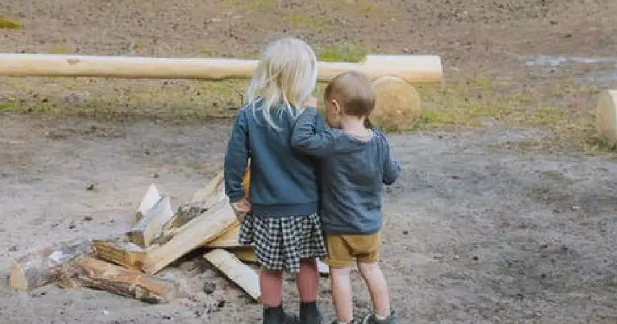 Siblings Helping Each Other,വെള്ളക്കെട്ട് മുറിച്ച് കടക്കാന്‍ കഴിയാതെ ...
