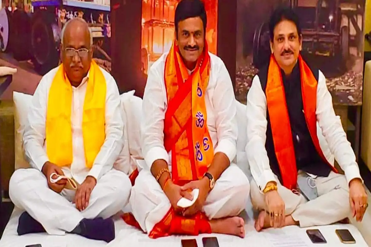 Raghurama Krishnam Raju,YSRCP ఎంపీతో కలిసి దీక్షకు కూర్చున్న టీడీపీ ఎంపీ - narsapuram mp ...