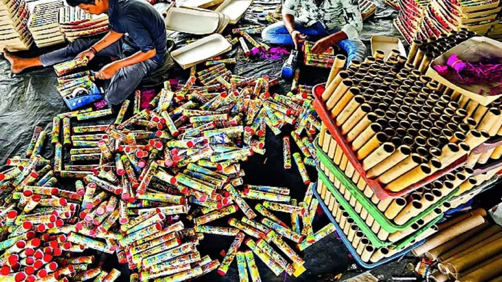 दिल्ली पोलिसांची मोठी कारवाई; तब्बल 1700 किलो फटाके जप्त, सात जणांना ...