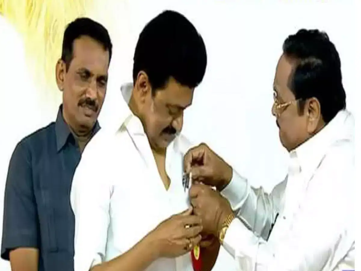 DMK President MK Stalin,சட்டையில் கை வைத்த துரைமுருகன்; நெகிழ்ந்து போன ...