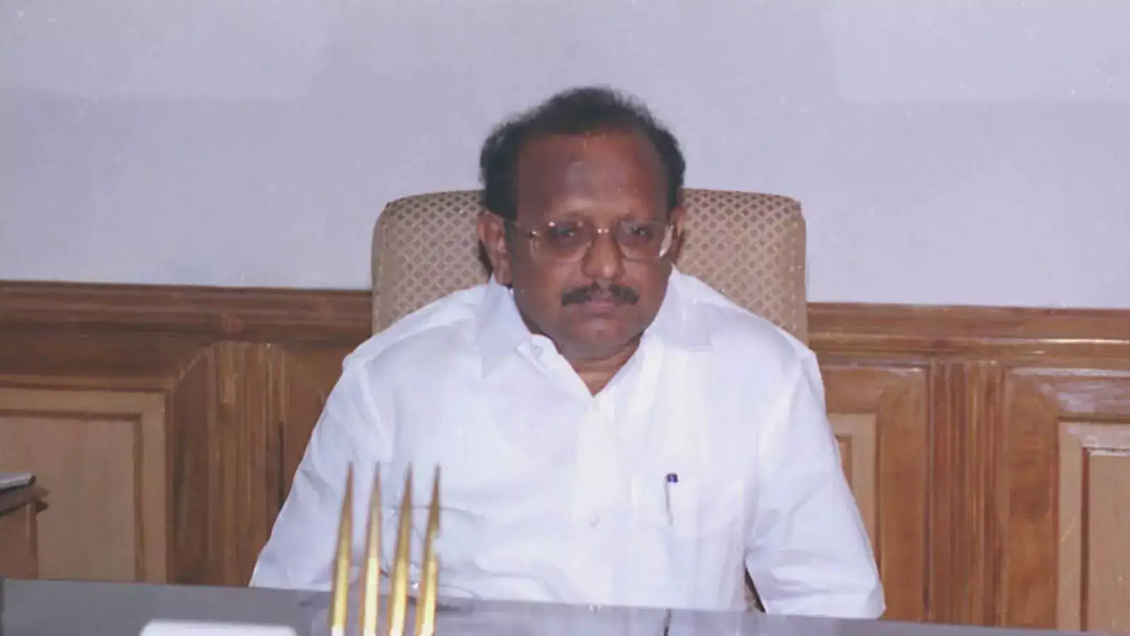 S Raghupathi criticized AIADMK யாருப்பா அந்த ஸ்டிக்கர் பாய்ஸ்? அதிமுகவை ...