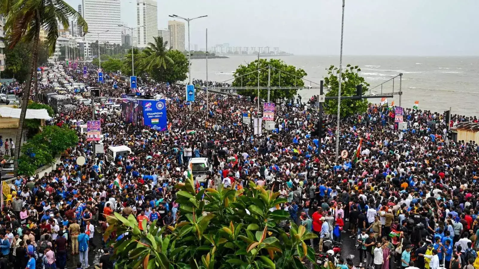 Victory Parade In Mumbai,ലോകകപ്പ് നേടിയ ഇന്ത്യയുടെ അഭിമാന താരങ്ങള് ...