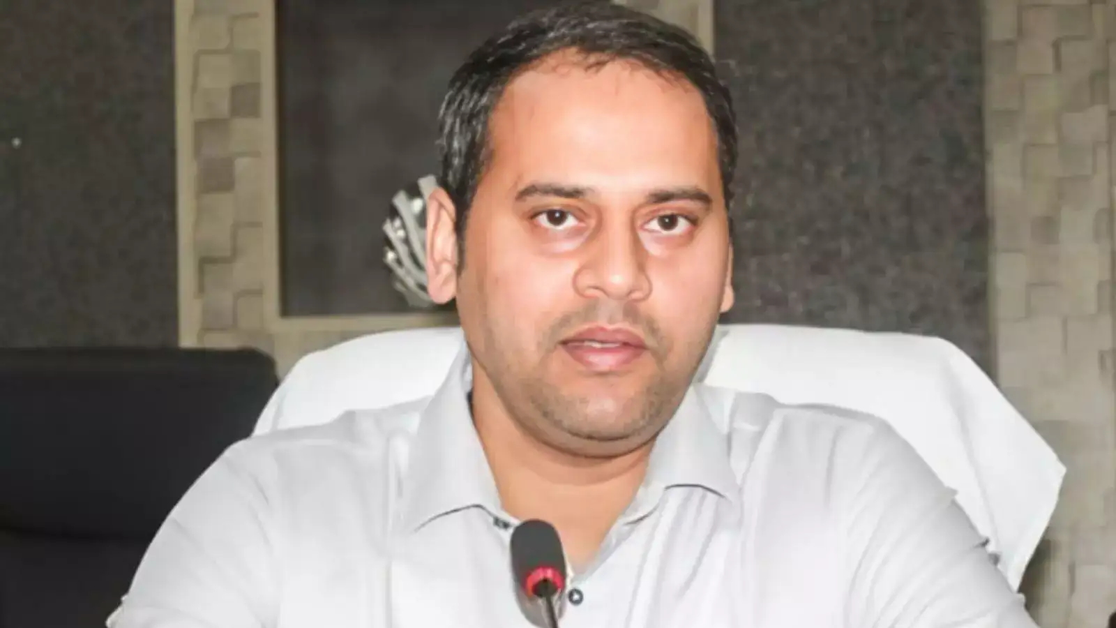 Moradabad District Magistrate Anuj Kumar Singh,Moradabad News: मुरादाबाद डीएम का ऐक्शन, मनमर्जी ...