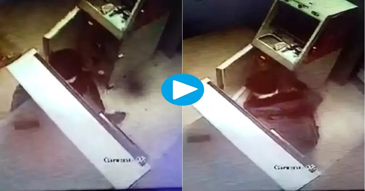 Atm Robbery Live Video,थंडगार एटीएममध्ये चोरट्याला घाम फुटला; मांडी ...