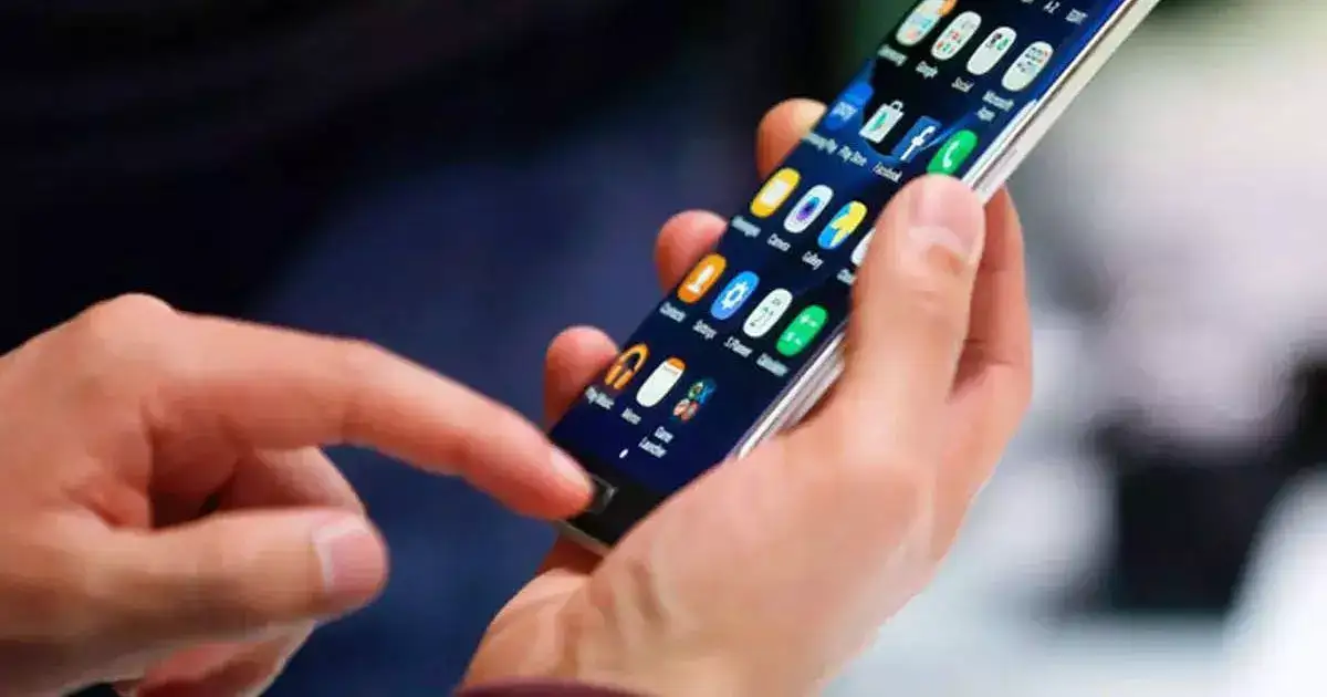 Smartphone Care : सध्याच्या उष्ण वातावरणात 'या' चूकांमुळे हँग होईल स्मार्टफोन, अशी घ्या काळजी ...