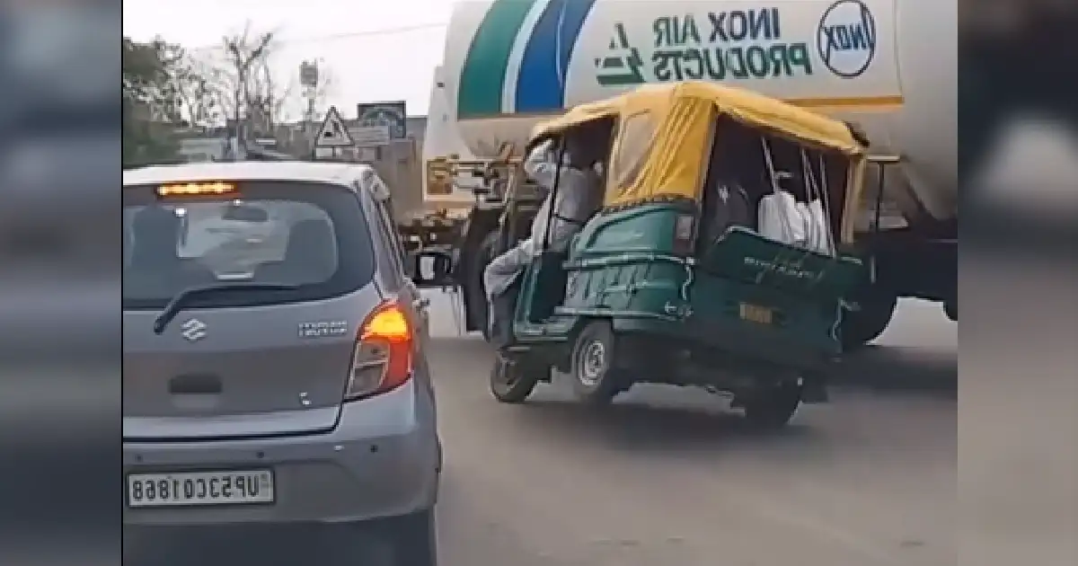 Auto rickshaw accident while overtaking a car Video Viral | ‘अशा ...