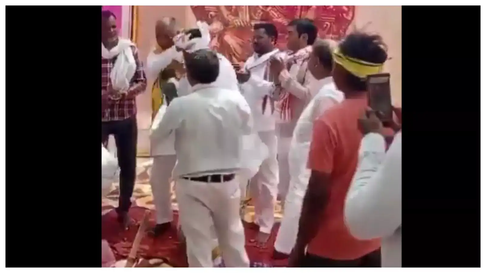 ಮಹೇಂದ್ರ ರಾಜ್‌ಭರ್‌ಗೆ ಕಾರ್ಯಕರ್ತನಿಂದ ಕಪಾಳಮೋಕ್ಷ,ಮೊದಲು ಹಾರ ಹಾಕಿ ಸನ್ಮಾನ ಆಮೇಲೆ ...