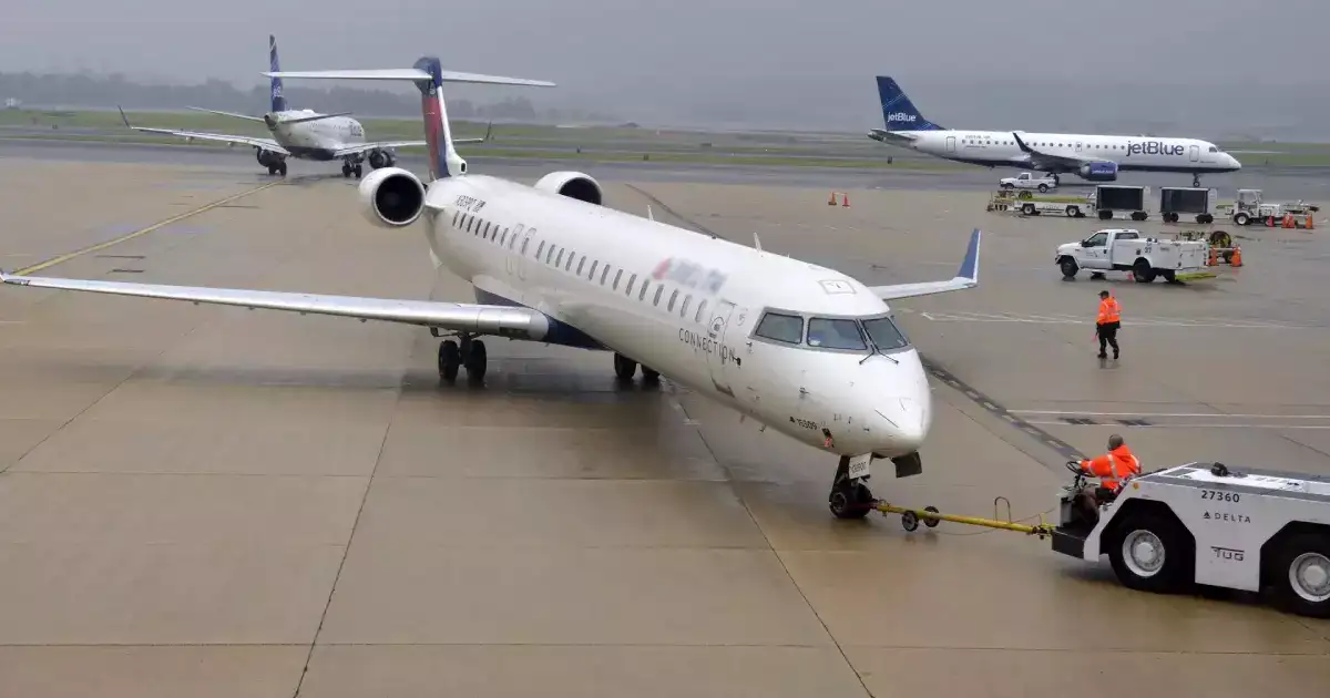 11 Passengers Deplaned,റൺവേയിലേക്ക് നീങ്ങിയ വിമാനത്തിൽ യാത്രക്കാരന്‍റെ ...