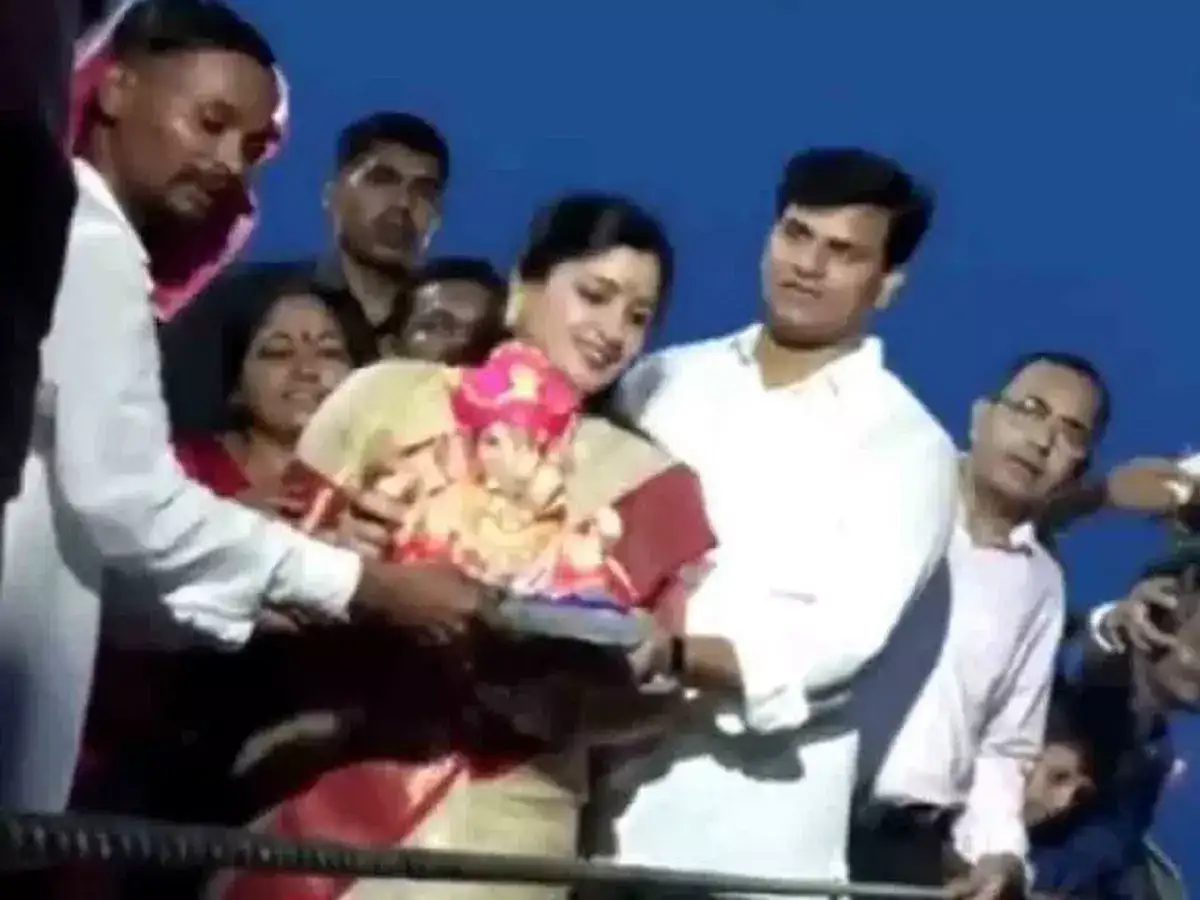 Navneet Rana,మురికి నీటిలో నిమజ్జనం.. ఎంపీ నవనీత్‌, ఆమె భర్తపై నెటిజన్ల ...