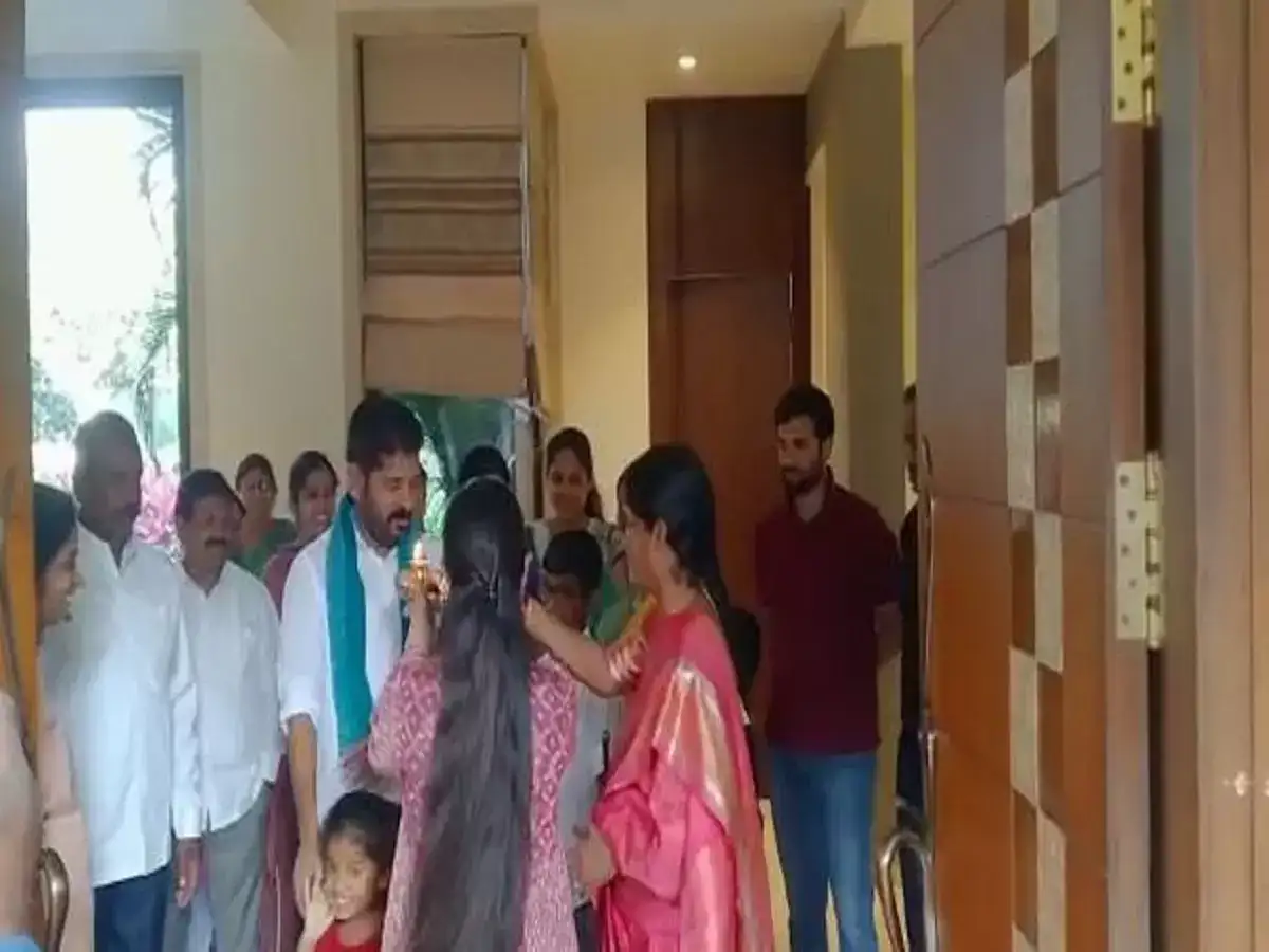 Padayatra,Revanth Reddy: పాదయాత్రకు వెళుతుండగా హారతి ఇచ్చిన కూతురు ...