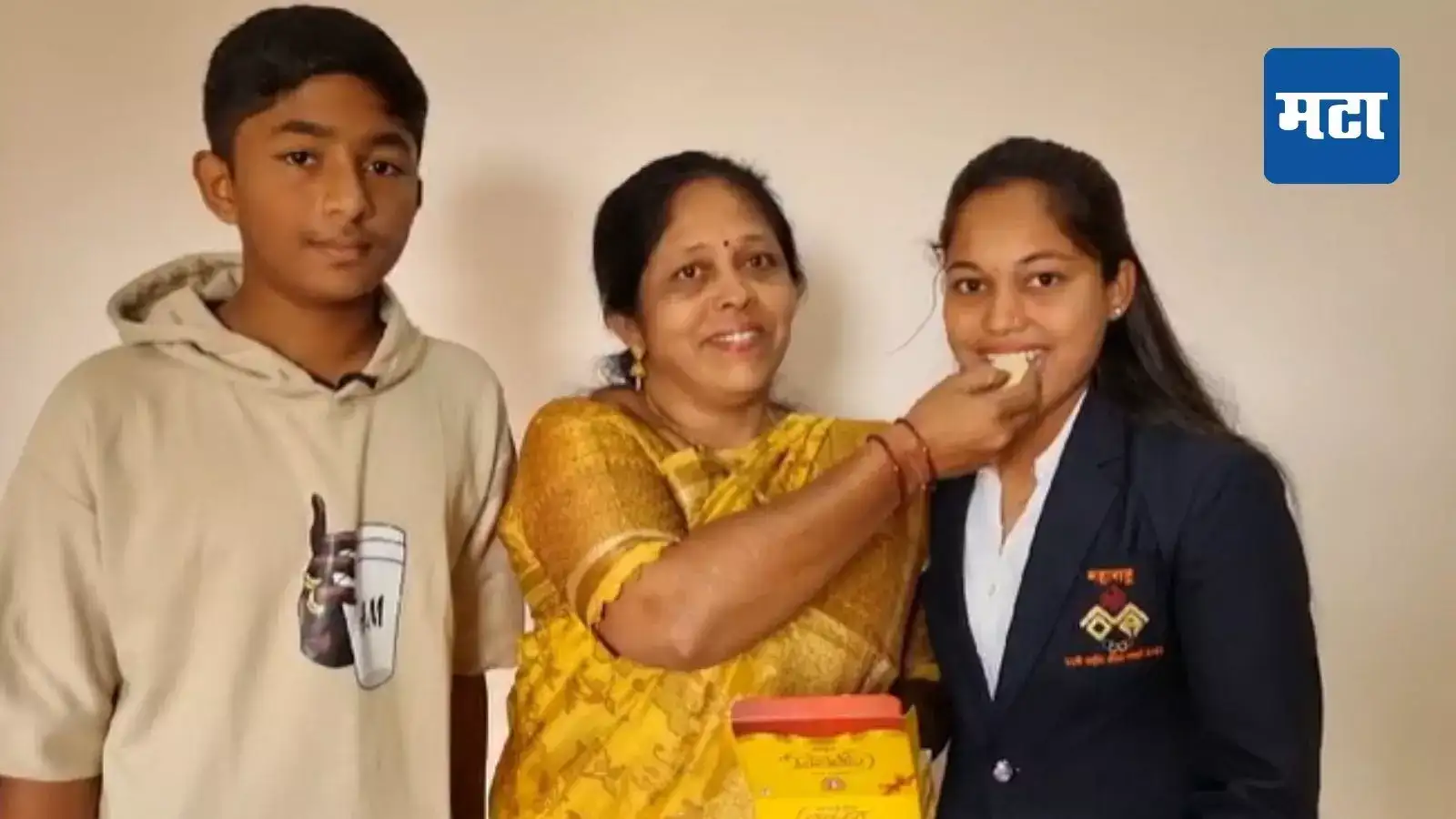 धुणीभांडी करणाऱ्या आईचे लेकीनं फेडले पांग, सर्वोच्च पुरस्कार मिळवत ...