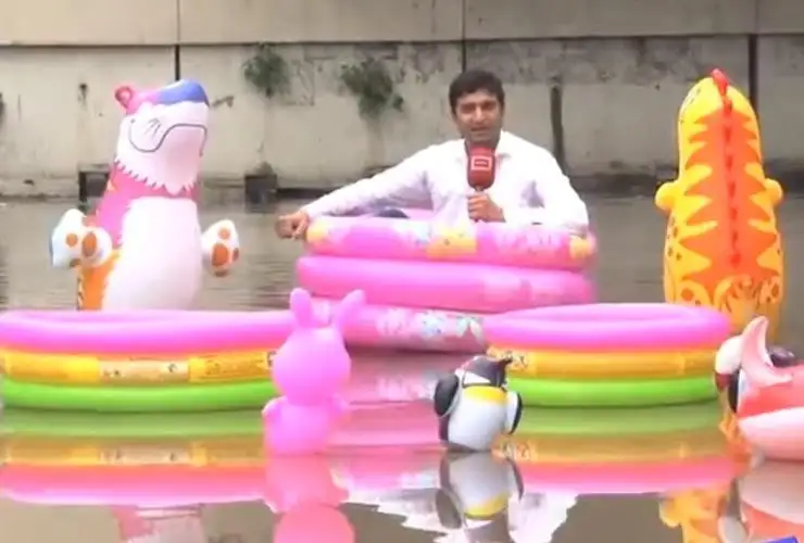 Pakistani Reporter Kids Pool,வெள்ள நீரில் மிதந்தபடி, நிர்வாகக் ...