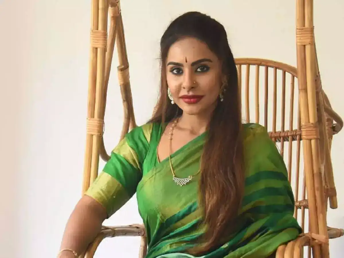 Sri Reddy: படுக்கைக்கு பயன்படுத்திவிட்டு.. டாப்லெஸாக போராட்டம் ...