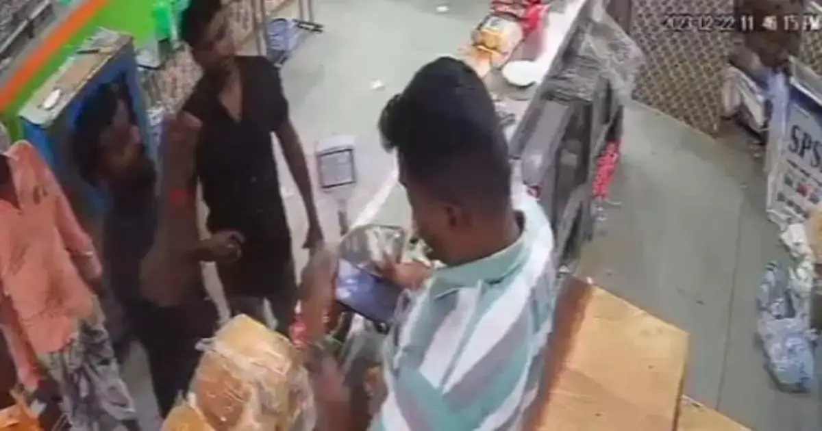 Sayalgudi Drunken Youths Attack Bakery Shop,சாயல்குடி அருகே போதையில் ...