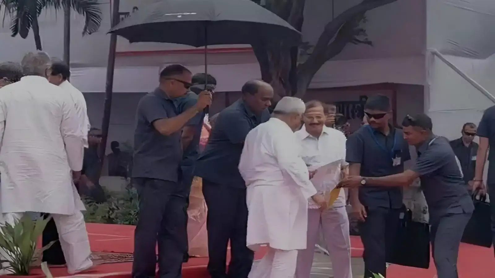 CM नीतीश कुमार की सुरक्षा में फिर बड़ी चूक: जेड प्लस घेरा तोड़कर बंद ...