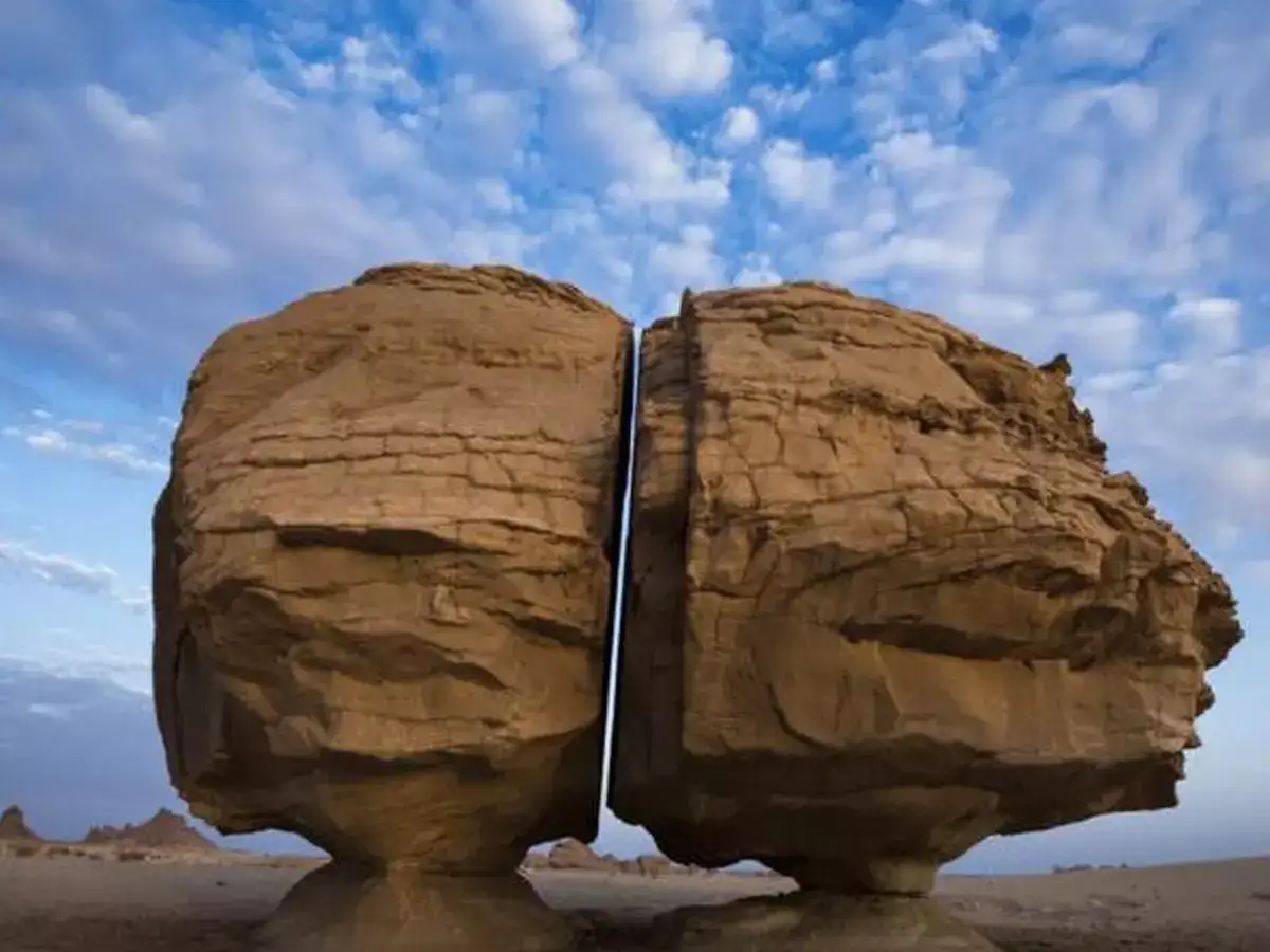 Al Naslaa Rock Split In Saudi Arabia: सऊदी अरब में कटी हुई चट्टान