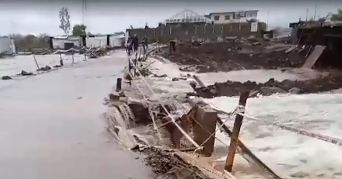 Many People Got Stuck Sakav Bridge Was Washed Away By The Flow Of Water ...