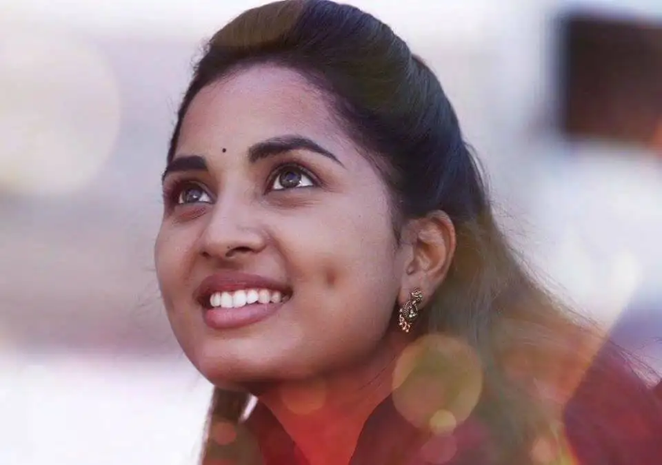 கன்னுகுழி Dimple Cheeks,Srushti Dange: அட கடவுளே... கன்னக்குழி அழகு ...