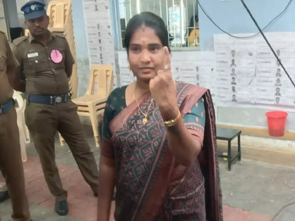 Menaka Navaneethan,மேனகா நவநீதன்: ஈரோடு கிழக்கில் முந்தும் நாம் தமிழர் ...