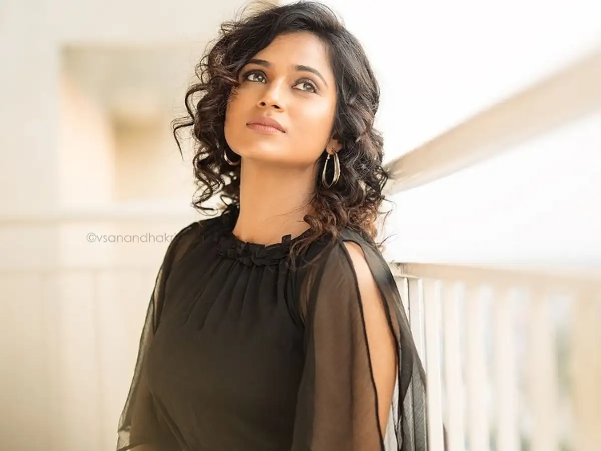 Ramya Pandian Lip Kiss,லிப் கிஸ் கொடுத்த ரம்யா பாண்டியன்! பறவைக்கு தான் ...