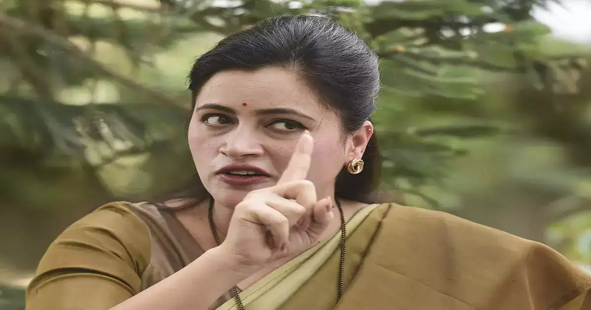 MP Navneet Rana Education Career Details | शिवसेनेशी पंगा घेणाऱ्या ...