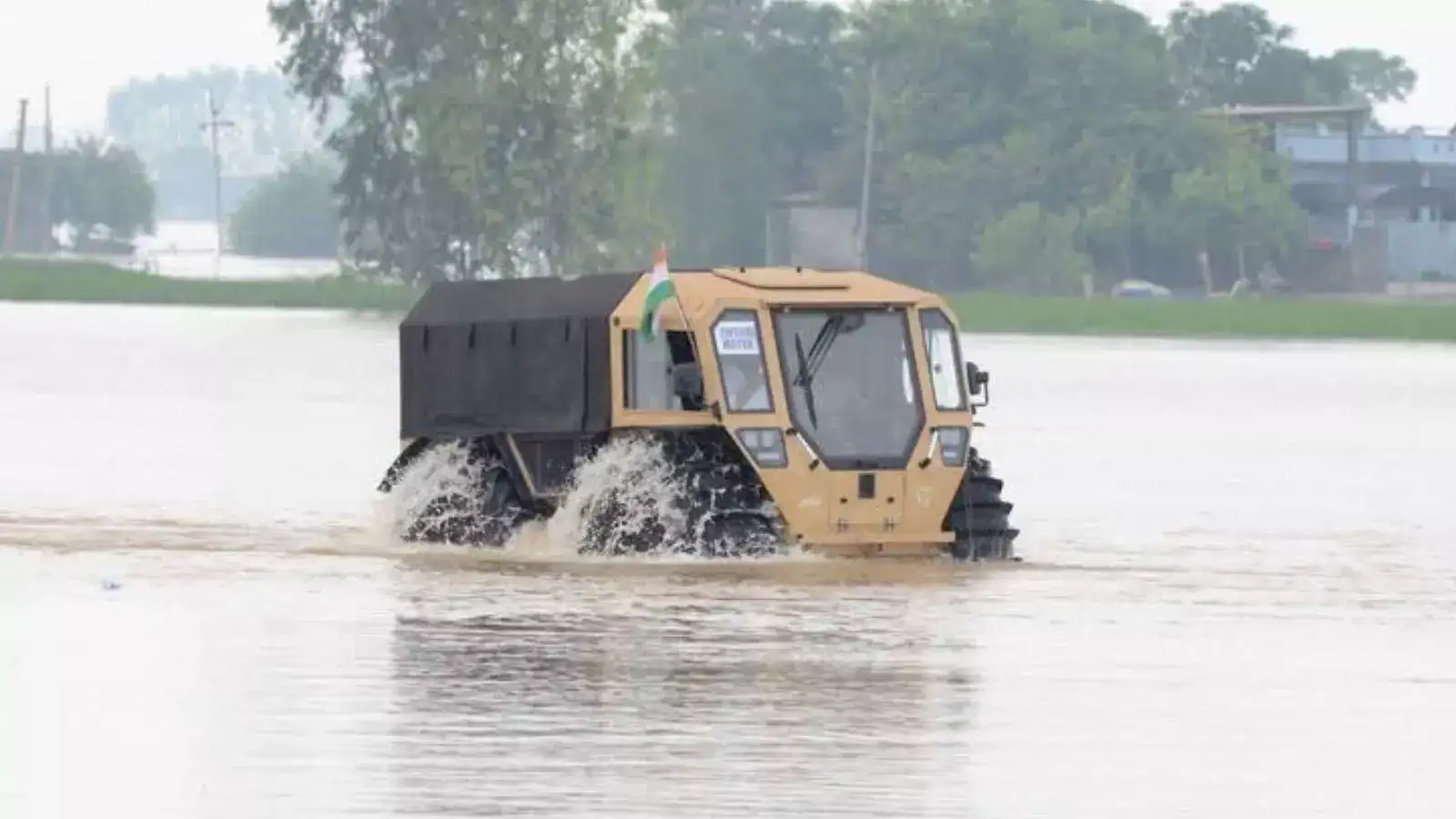 कीचड़, दलदल, पानी, रेत.. जान बचाने कहीं भी जा सकती है सेना की ये गाड़ी ...