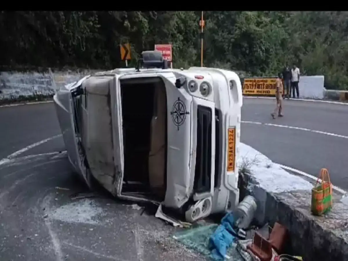 Yercaud News,ஏற்காடு மலை பாதையில் கவிழ்ந்த வேன்... கியர் ராடை குழந்தை ...