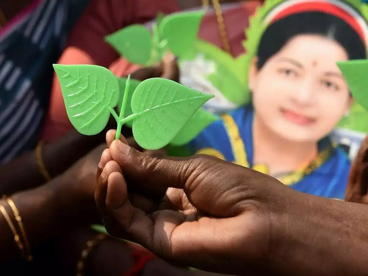 Aiadmk Two Leaves,ஈபிஎஸ், ஓபிஎஸ்க்கு வந்த சிக்கல்; தொப்பி... தொப்பி ...