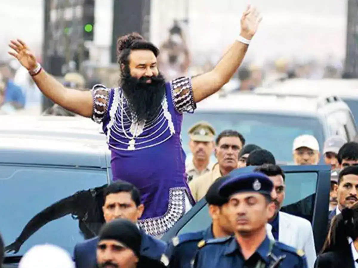 Gurmeet Ram Rahim : बरनावा आश्रम पहुंचा रेप का दोषी गुरमीत राम रहीम, 40 ...