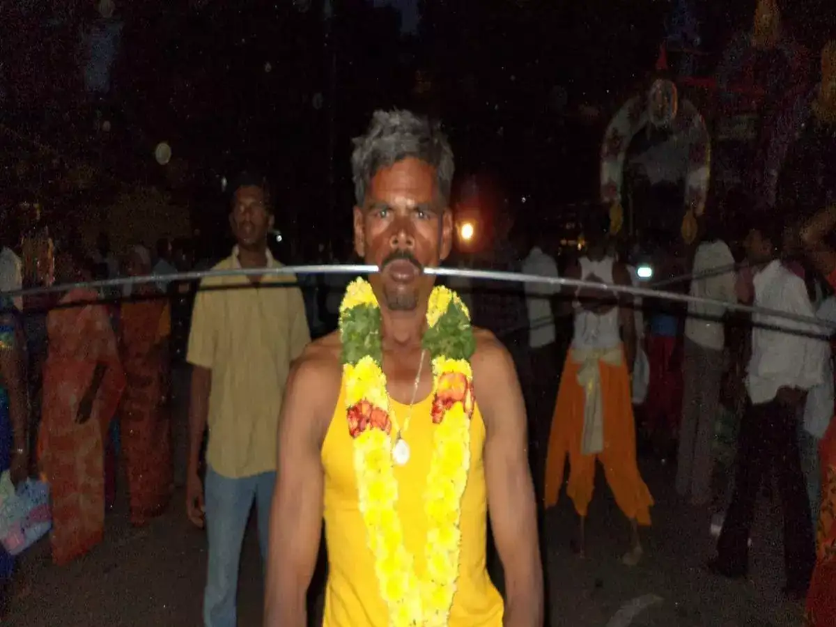 thaipusam alagu kuthal : முருகப் பெருமானுக்கு அலகு குத்தி ...