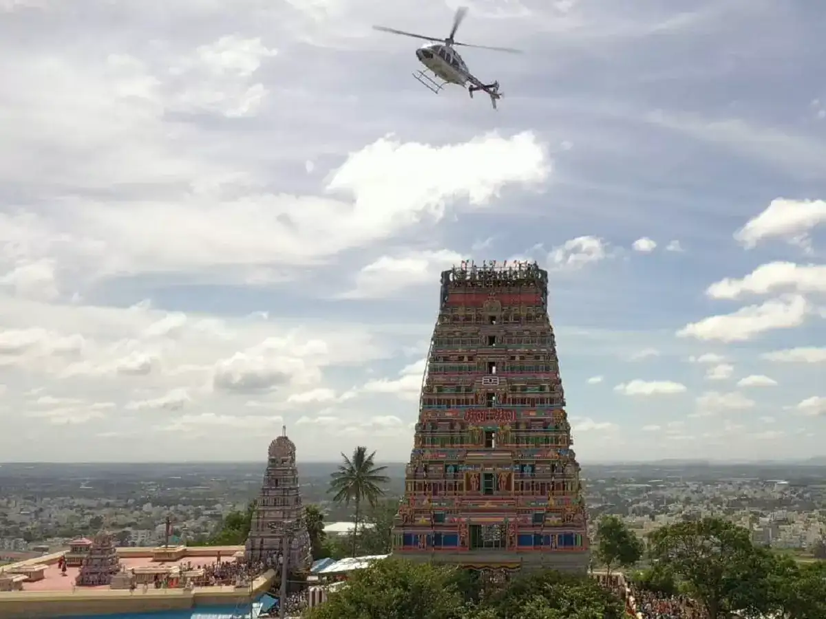 Hosur Temple Festival,ஓசூர்: ஹெலிகாப்டரில் மலர்தூவி அசத்தல் ...