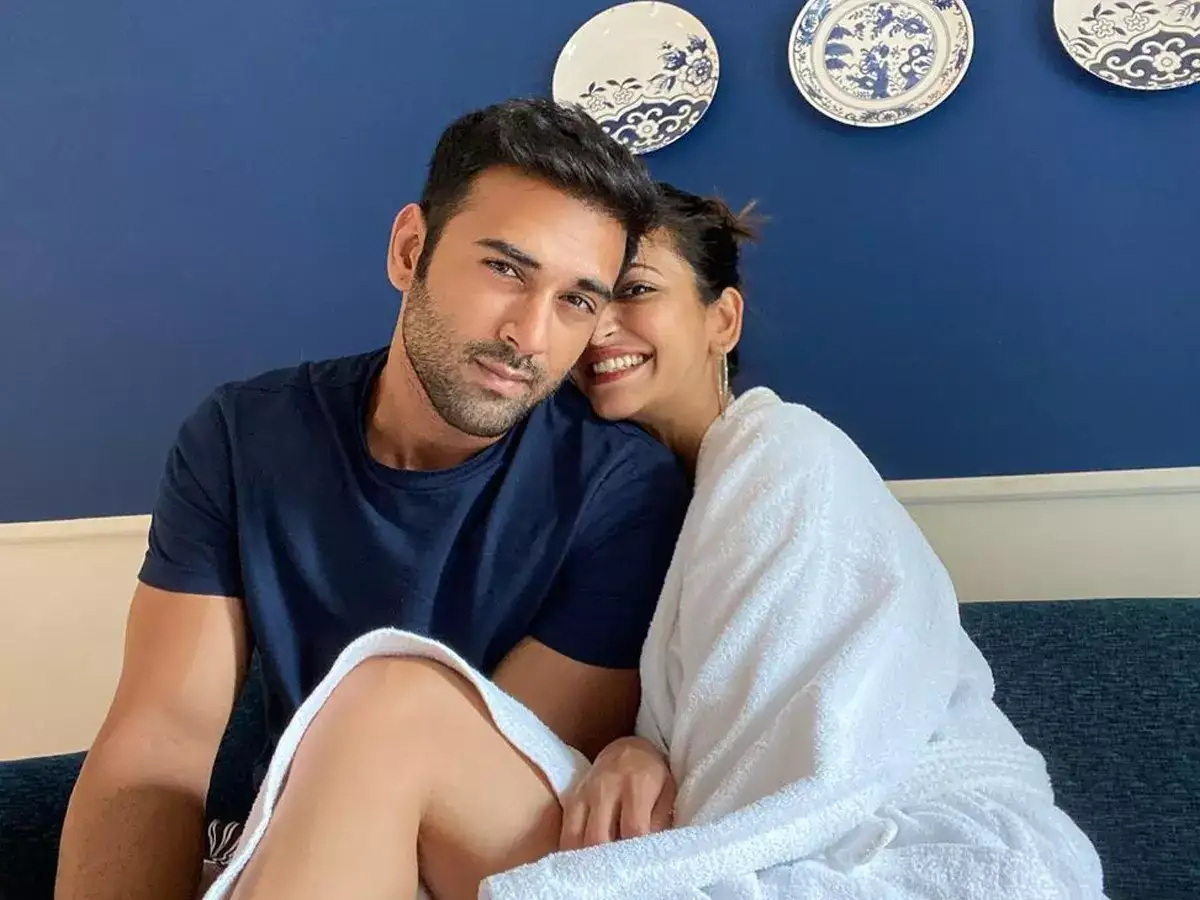 Pulkit Samrat helps GF Kriti Kharbanda with her saree at Arpita Khan ...