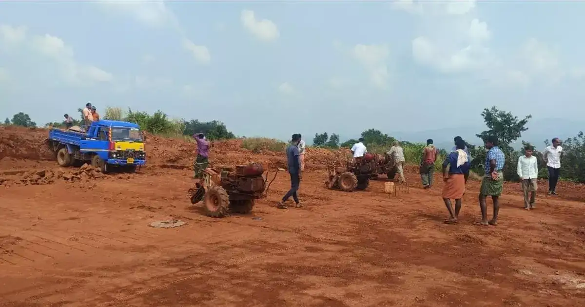 Red Stone Quarry In Malappuram,മല മുകളിൽ അനധികൃത ചെങ്കല്ല് ക്വാറി ...