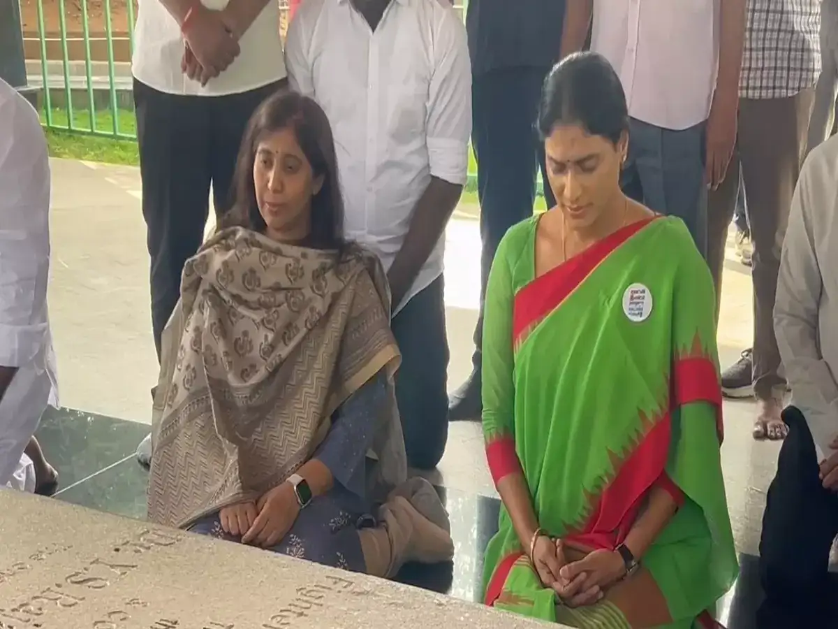 YS Sunitha Reddy Meets YS Sharmila at Idupulapaya - ఇడుపులపాయలో వైఎస్ ...