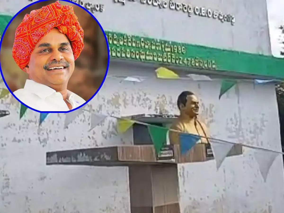 Ysr Statue Missing,YSR విగ్రహం మాయం, రాత్రికిరాత్రే ఏమైనట్లు ...