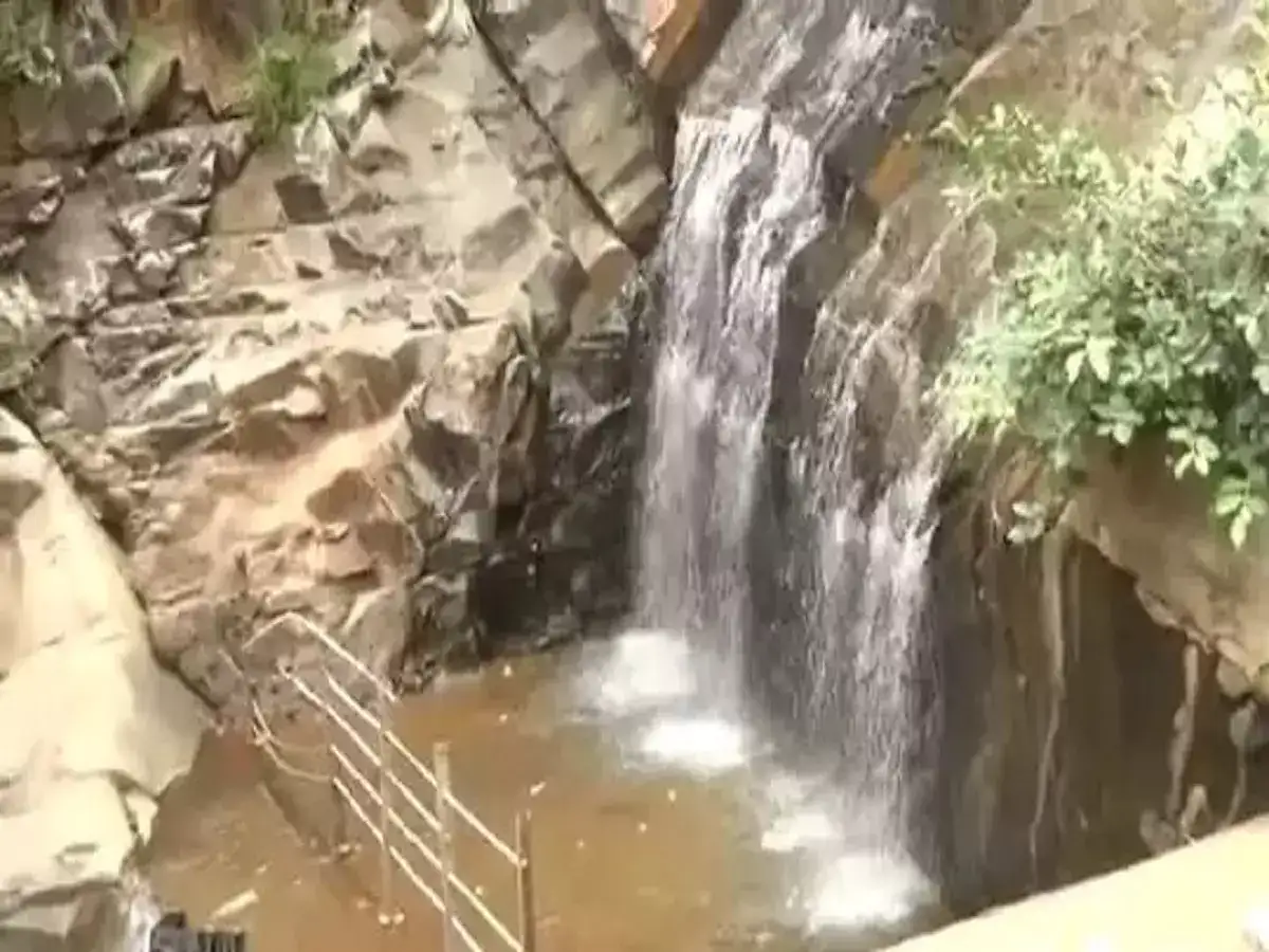Salem Attur Muttal Falls,ஆனைவாரி முட்டல் நீர்வீழ்ச்சியில் குவிந்த ...