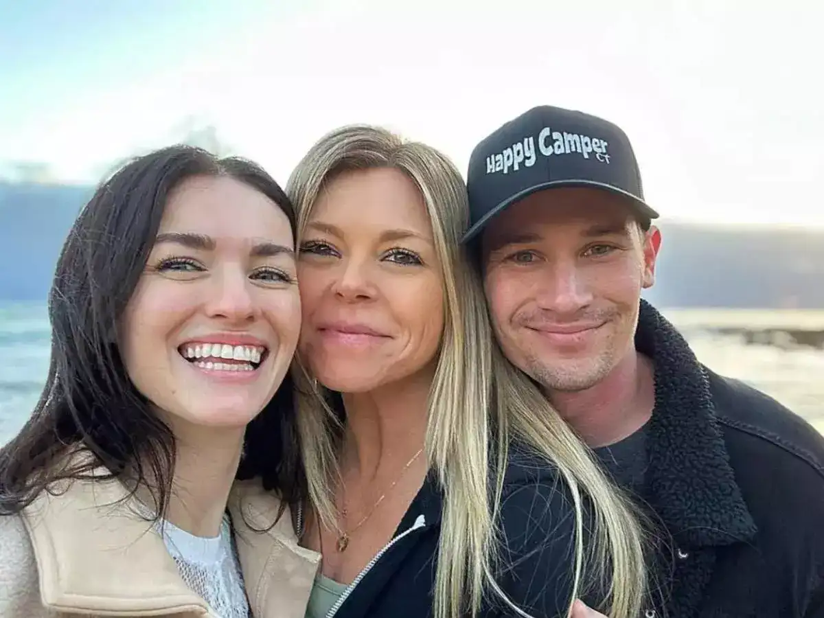 Camp Thouple,ഒരാണും രണ്ടു പെണ്ണും, വലിയൊരു കട്ടിലി ...