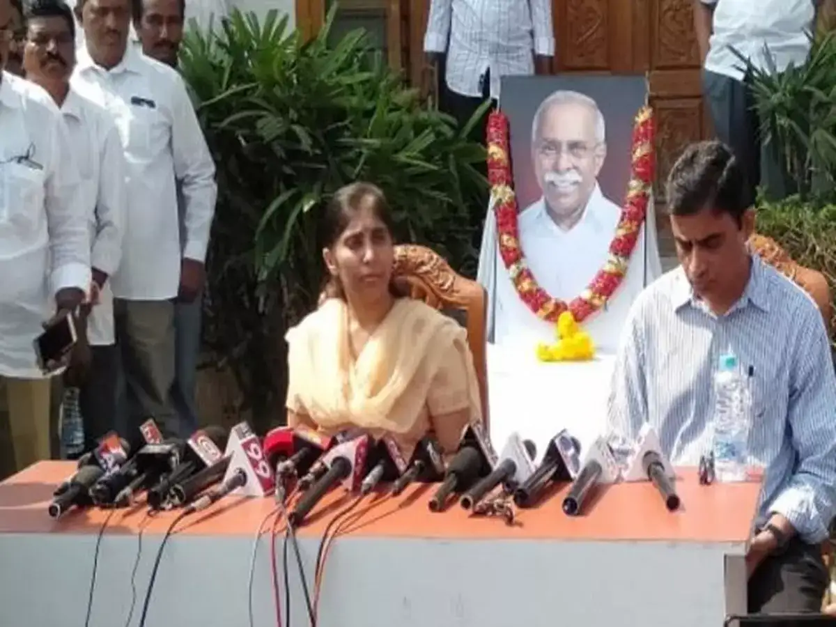 Pulivendula Police Files Case on YS Sunitha Reddy and CBI SP Ram Singh ...