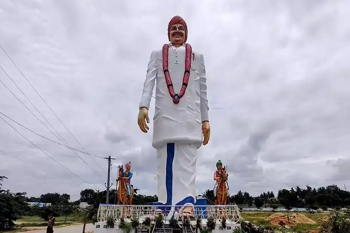 Palamaner Ysr Statue,చిత్తూరు: అత్యంత ఎత్తైన రాజశేఖర్‌రెడ్డి విగ్రహం ...