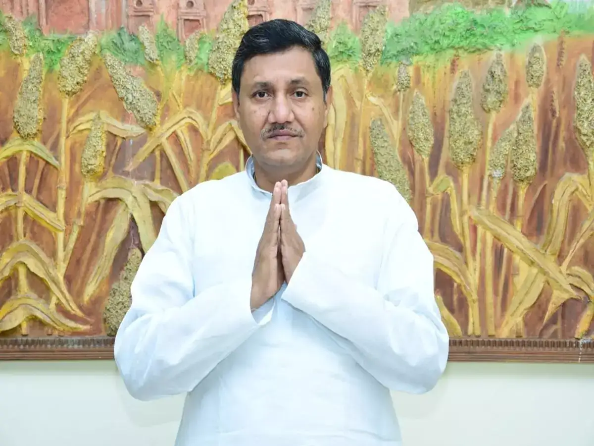 Telangana Police Visit TDP Leader Mandra Sivananda Reddy Residence in ...